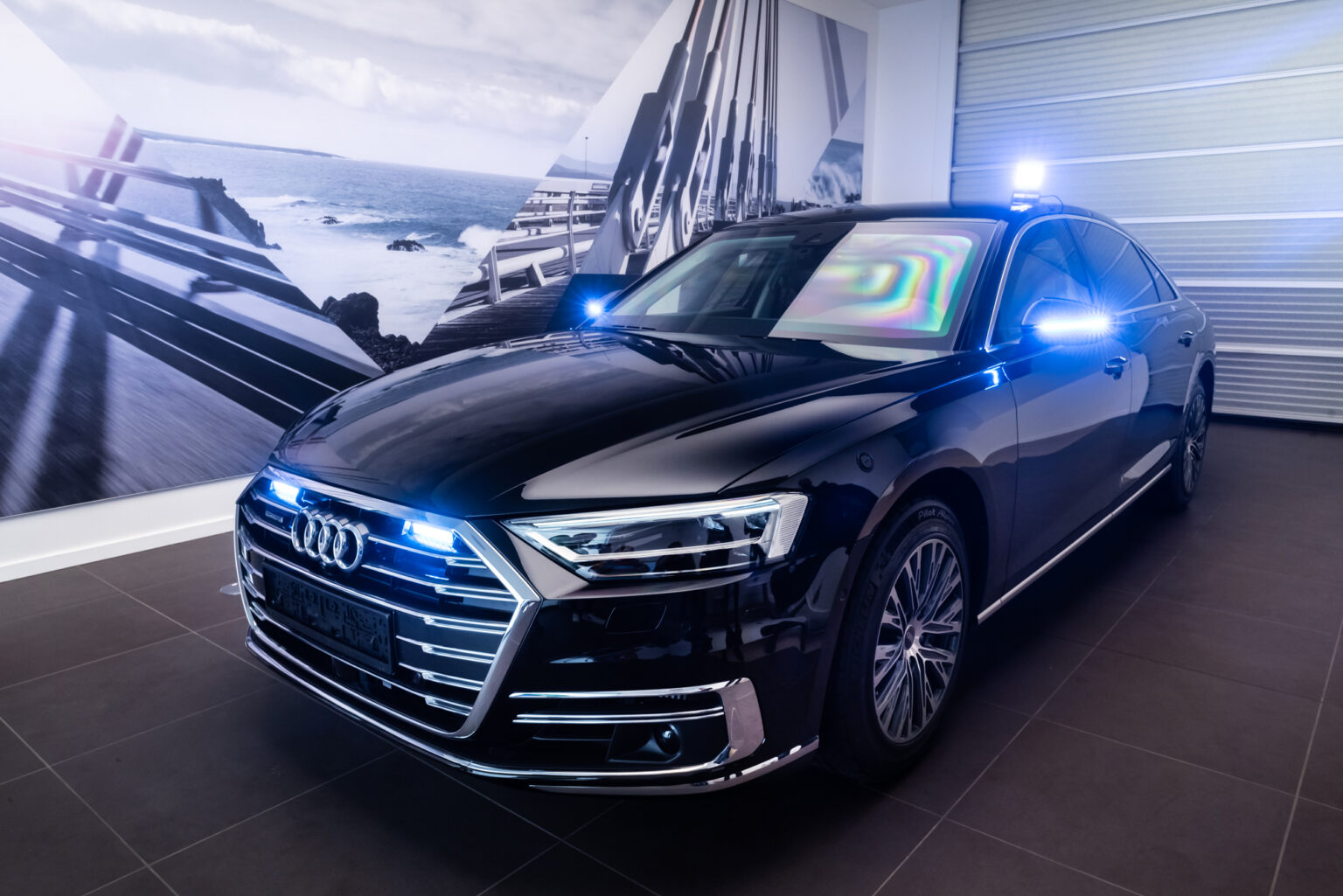 Į Lietuvą atkeliavo šarvuočio ir limuzino hibridas „Audi A8L Security ...